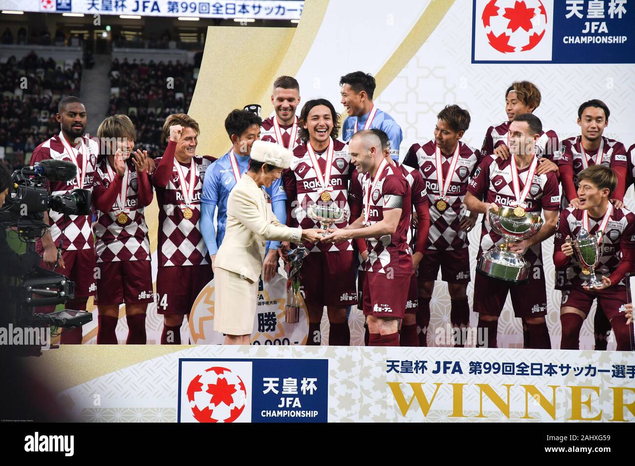 Tokyo, Japan. 1st Jan, 2020. Princess Takamodo presents the trophy to ...