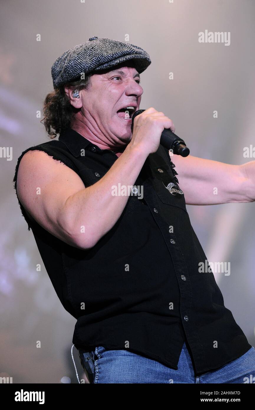 Brian johnson acdc 1980 hi-res stock photography and images - Alamy
