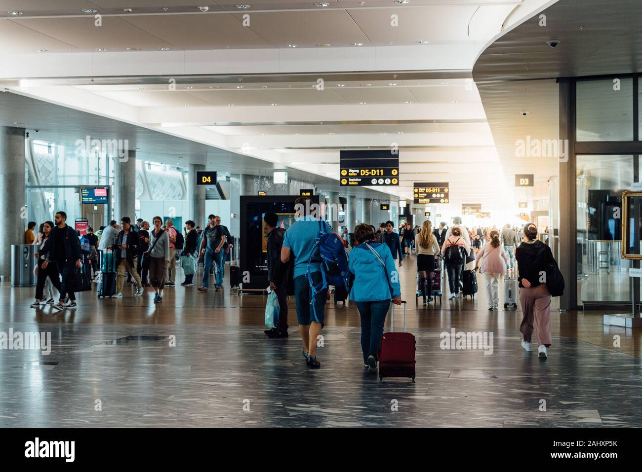 Airport boarding gates hi-res stock photography and images - Alamy