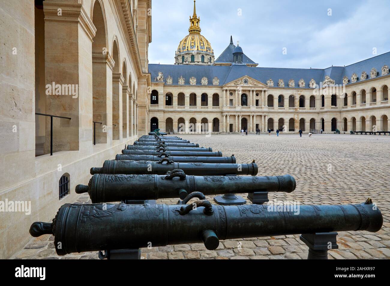 Paris gun hi-res stock photography and images - Alamy