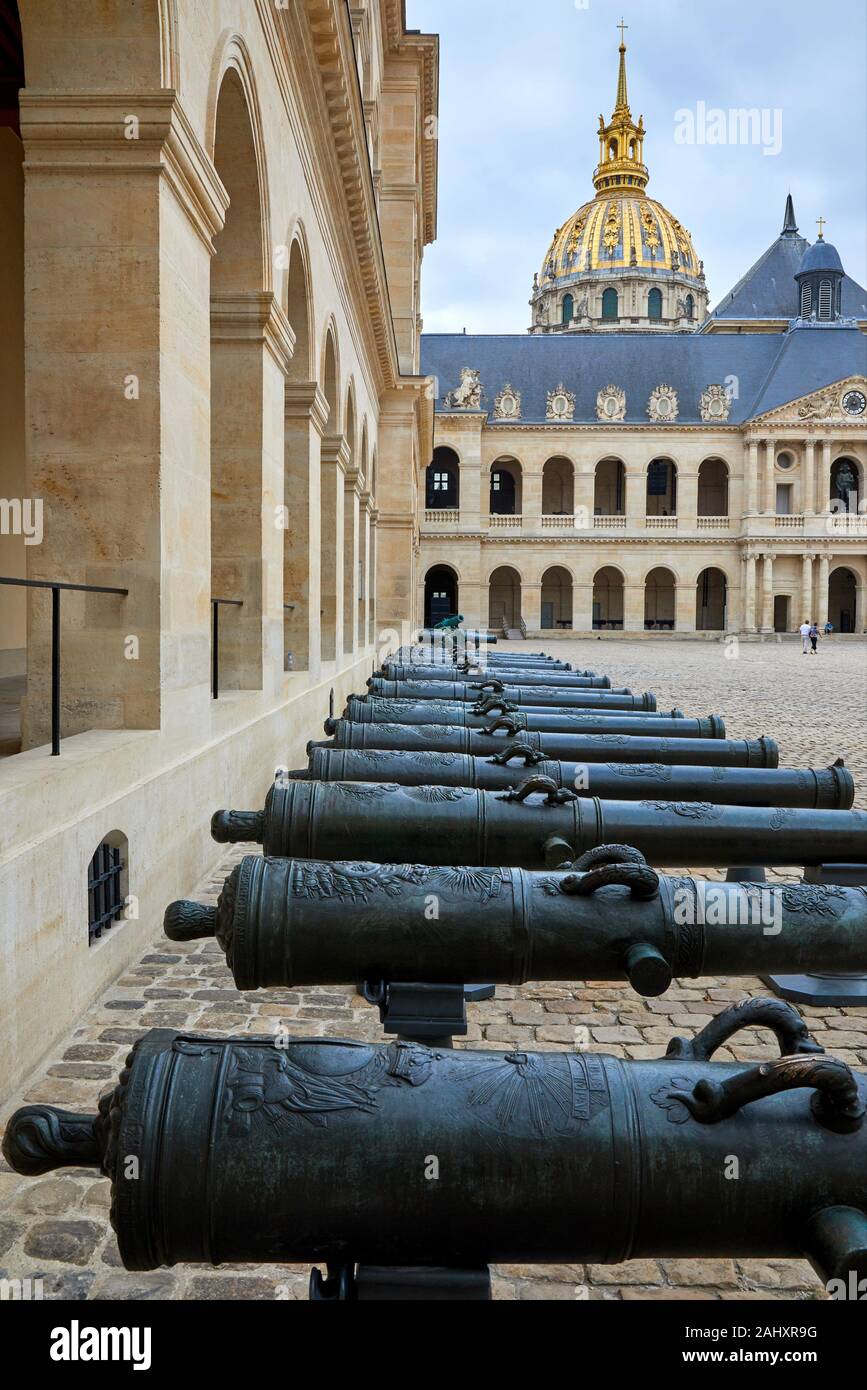 Paris gun hi-res stock photography and images - Alamy