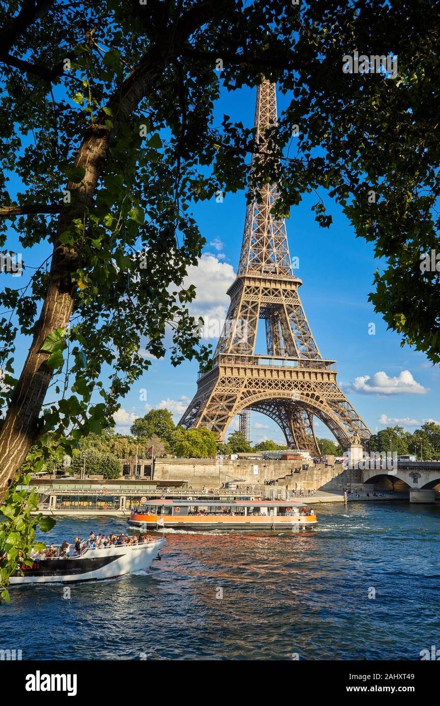 The eiffel tower and seine river in paris hi-res stock photography and ...