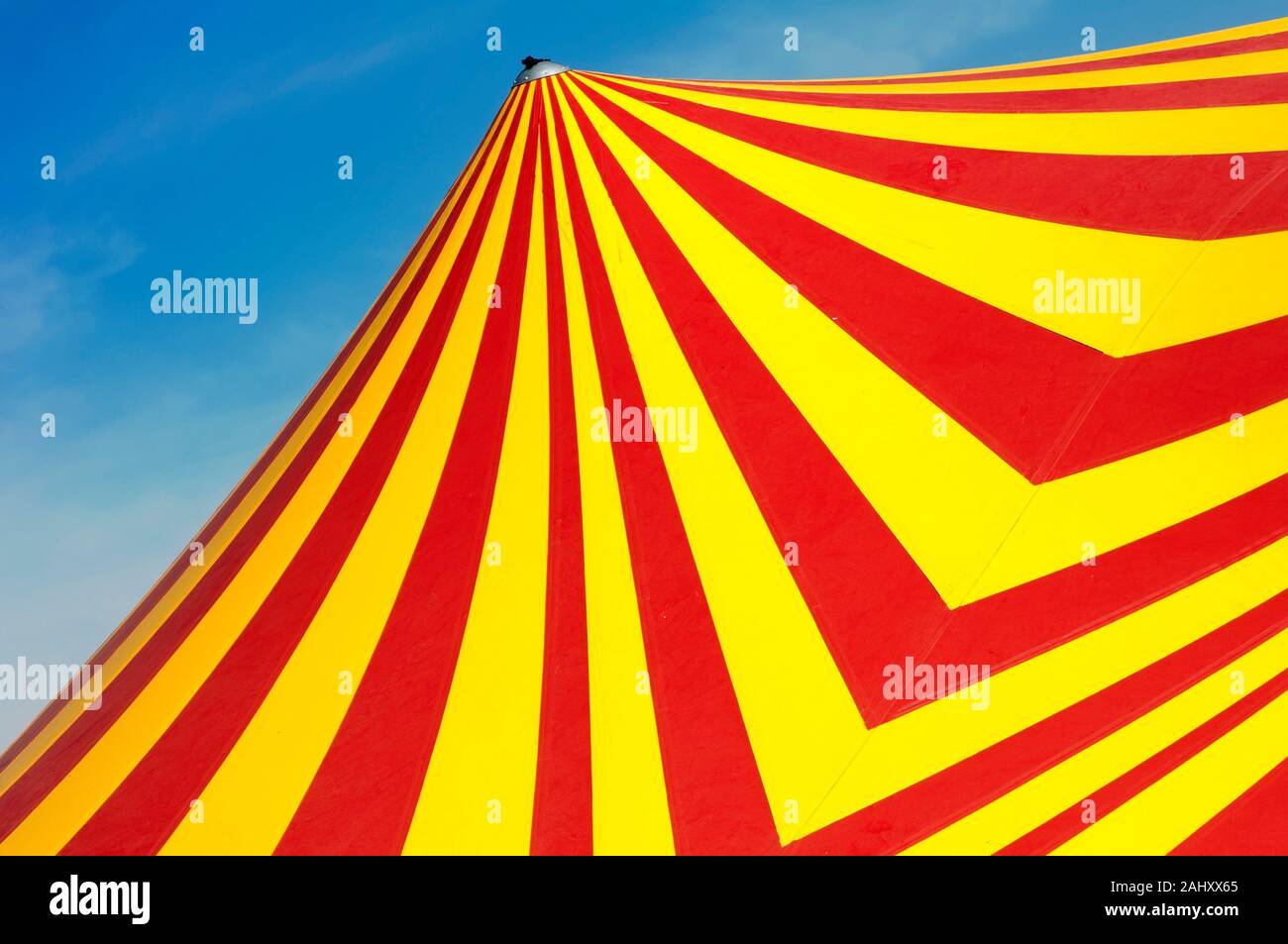 Yellow circus big top hi-res stock photography and images - Alamy