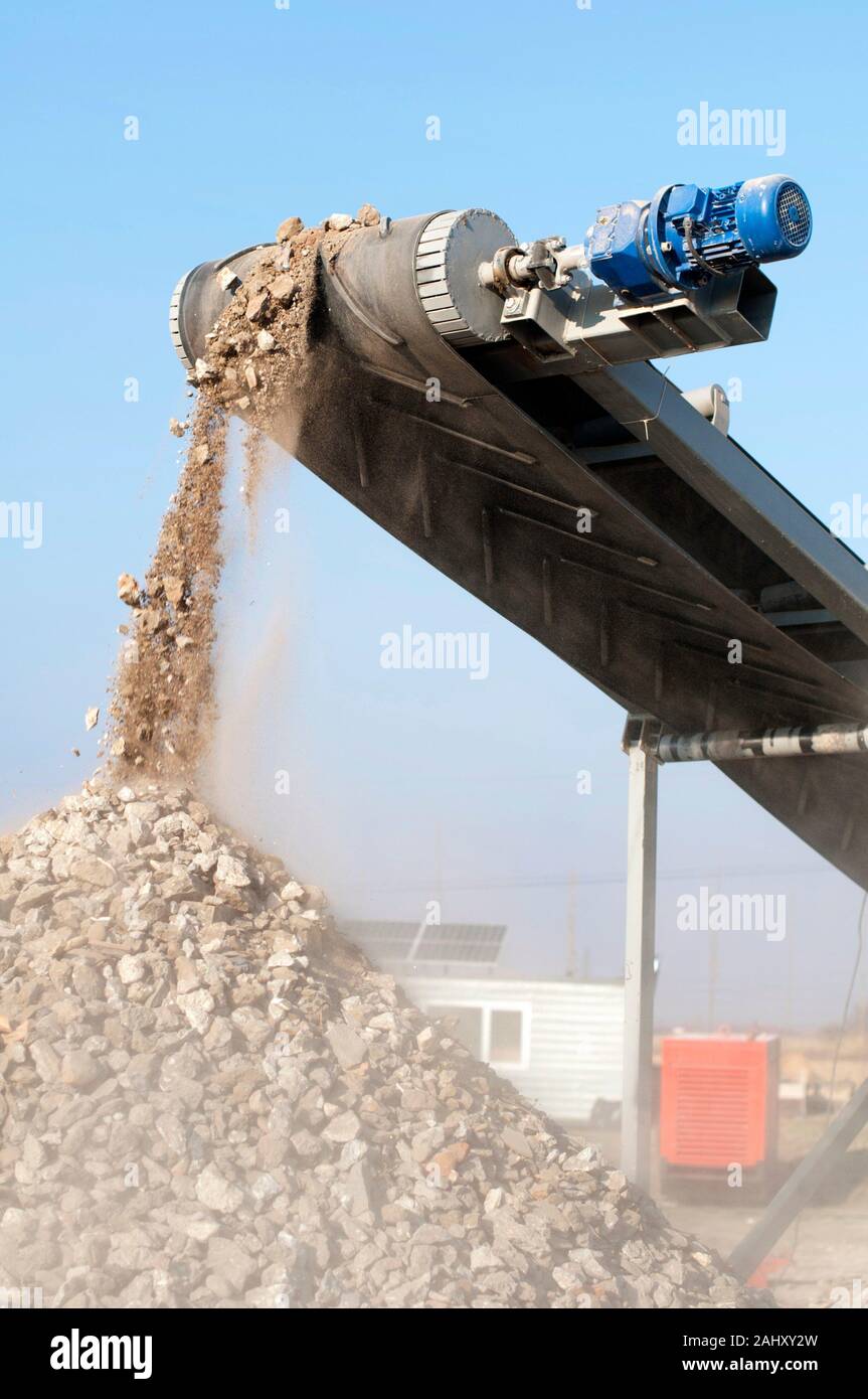 Stone crusher conveyor belt machine hi-res stock photography and images ...
