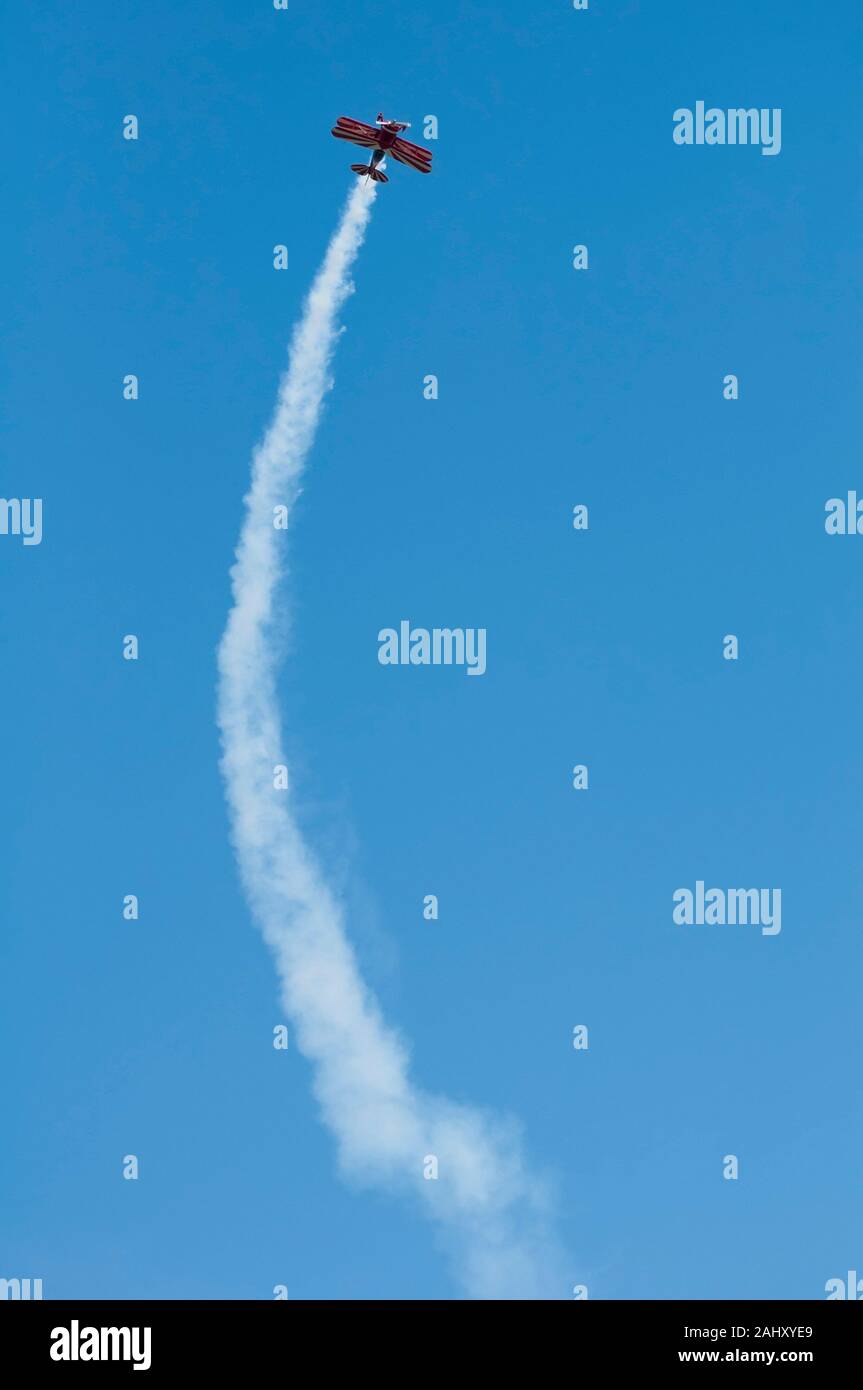 Loop red arrow airshow hi-res stock photography and images - Alamy