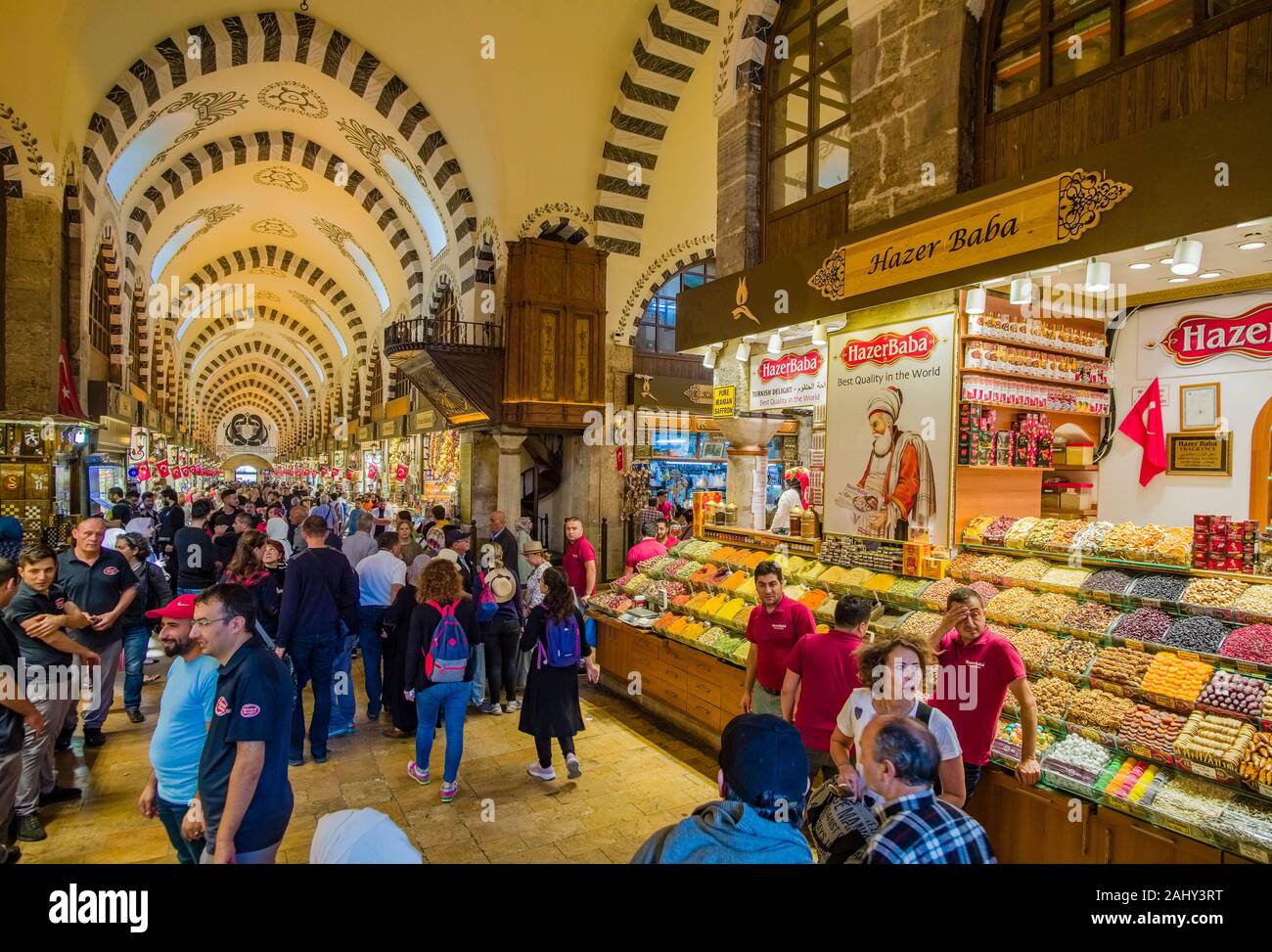 Many people are walking and shopping inside the Spice Bazaar, Mısır ...