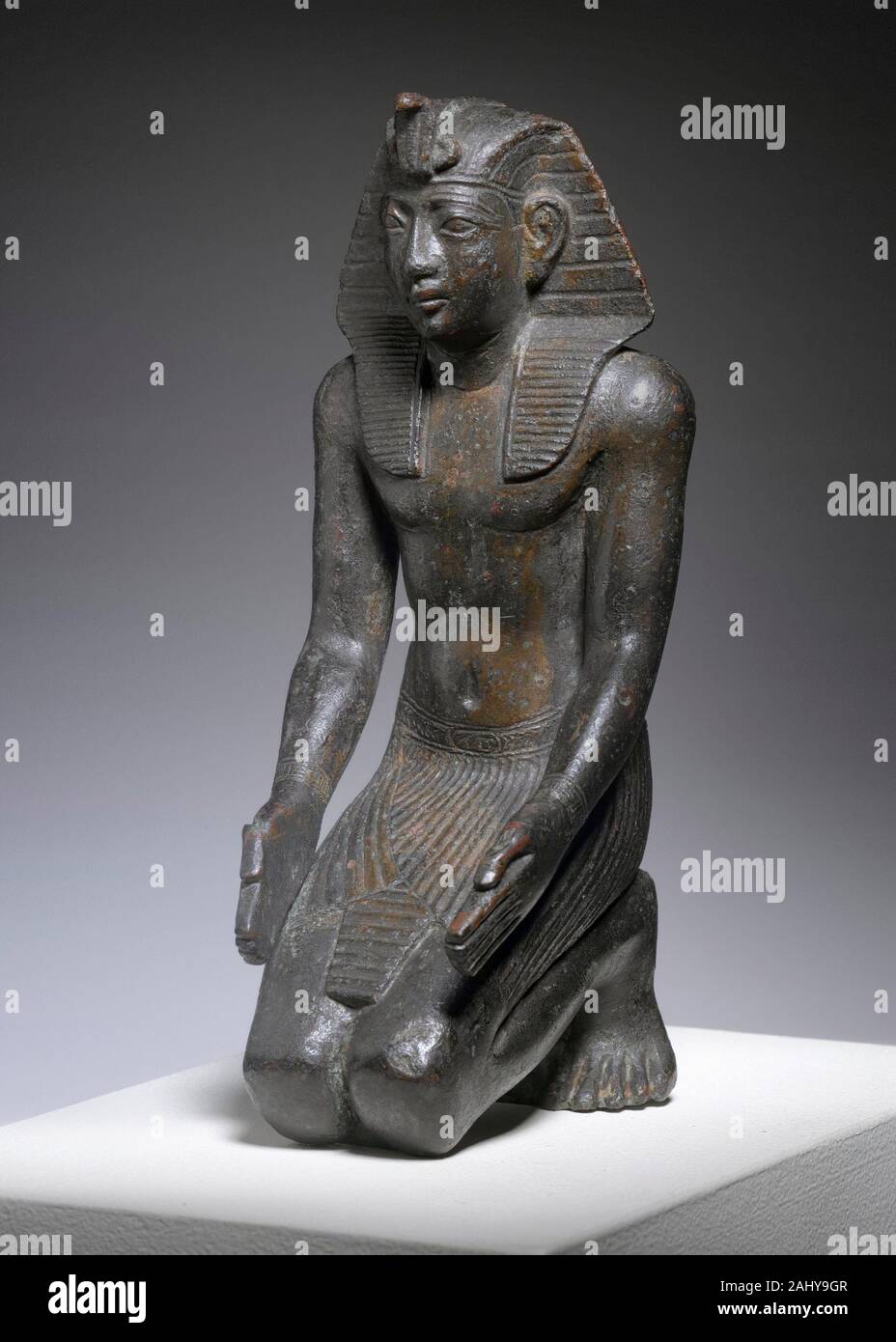 Kneeling statuette hi-res stock photography and images - Alamy