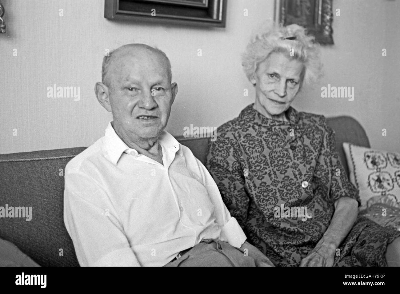 Familie Siegert in ihrem Wohnzimmer, 1969. Siegert family in their ...