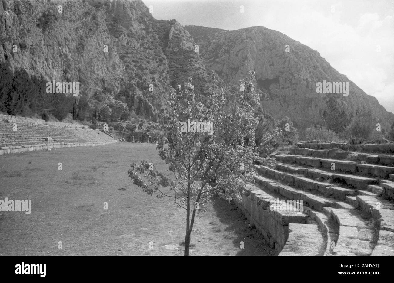 Touristentour durch die Ruinen des Stadions in Delphi, Griechenland ...