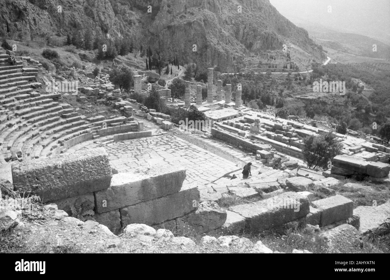 Touristentour durch die Ruinen des Stadions in Delphi, Griechenland ...