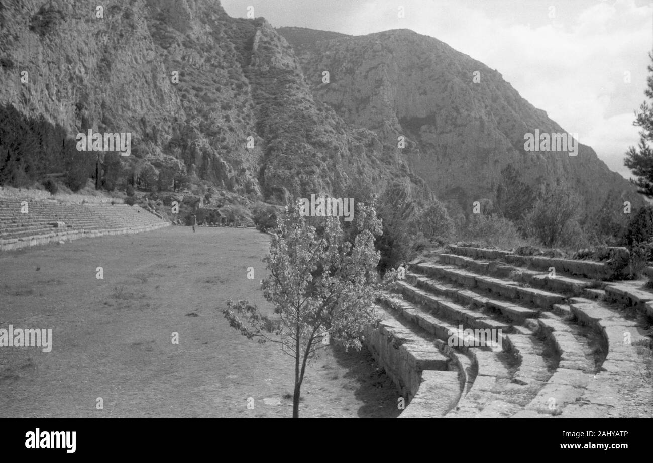 Touristentour durch die Ruinen des Stadions in Delphi, Griechenland ...