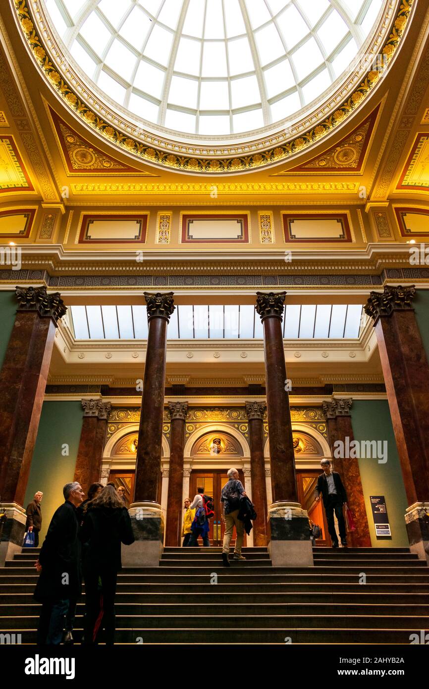 The national gallery london interior hi-res stock photography and ...