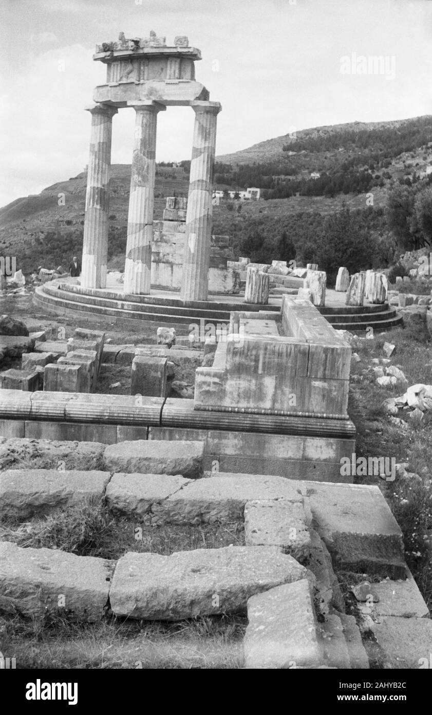 Blick auf das antike Bauwerk der Tholos von Delphi, Griechenland 1950er ...