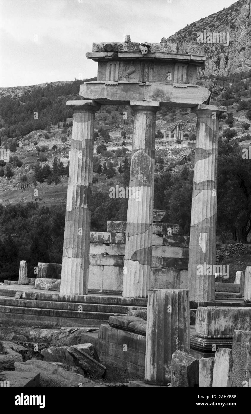 Blick auf das antike Bauwerk der Tholos von Delphi, Griechenland 1950er ...