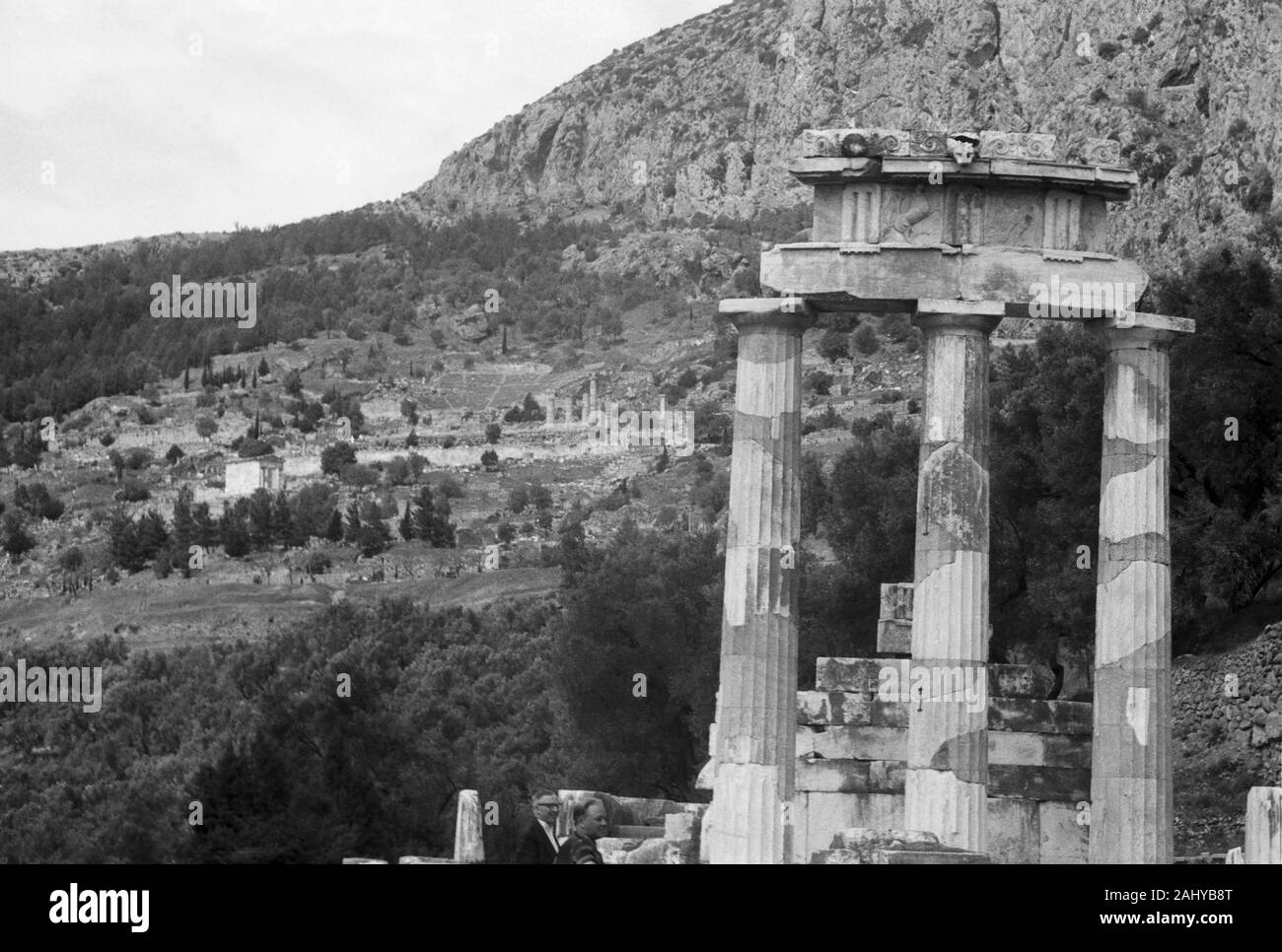 Blick auf das antike Bauwerk der Tholos von Delphi, Griechenland 1950er ...