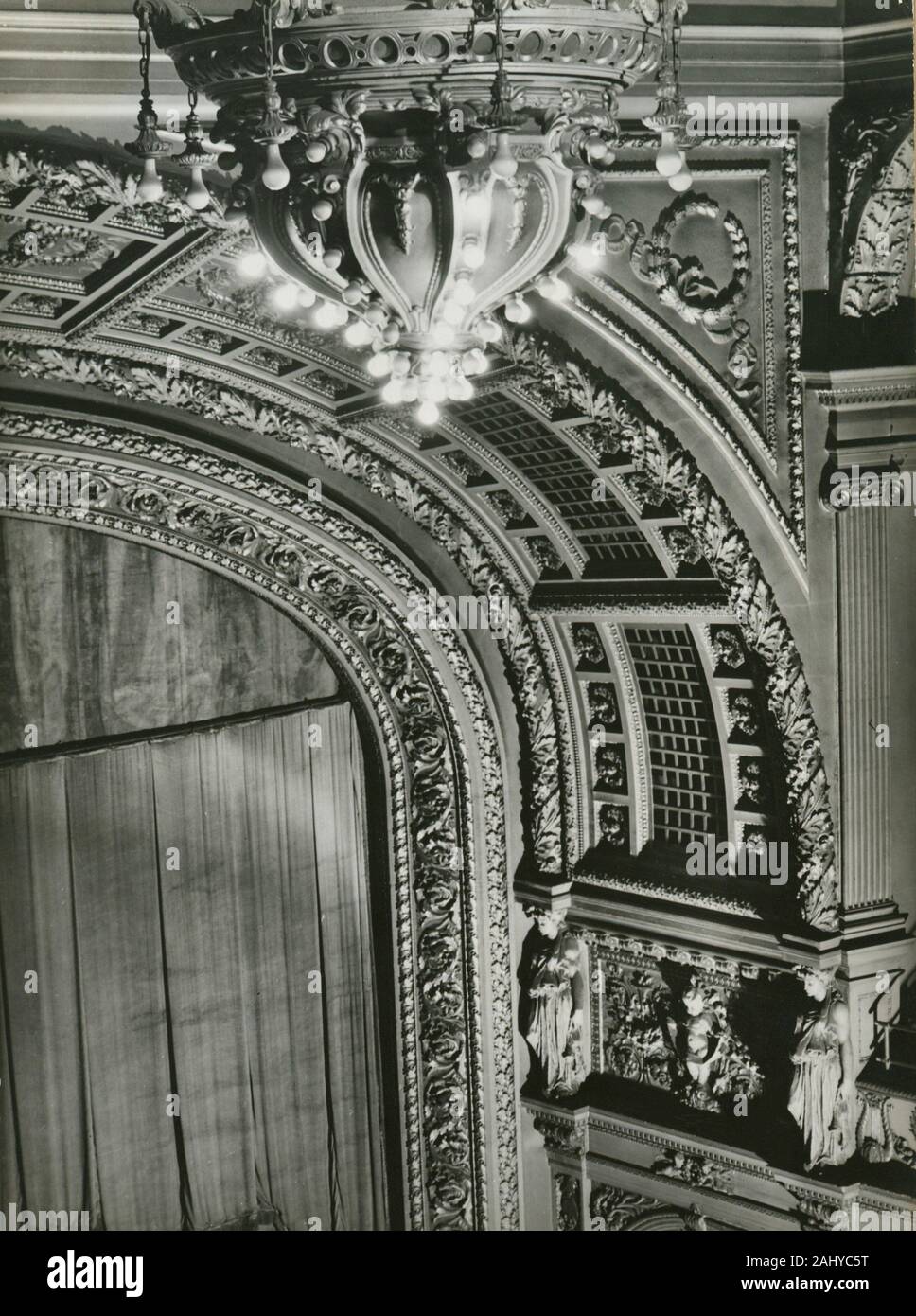 Proscenium arch hi-res stock photography and images - Alamy