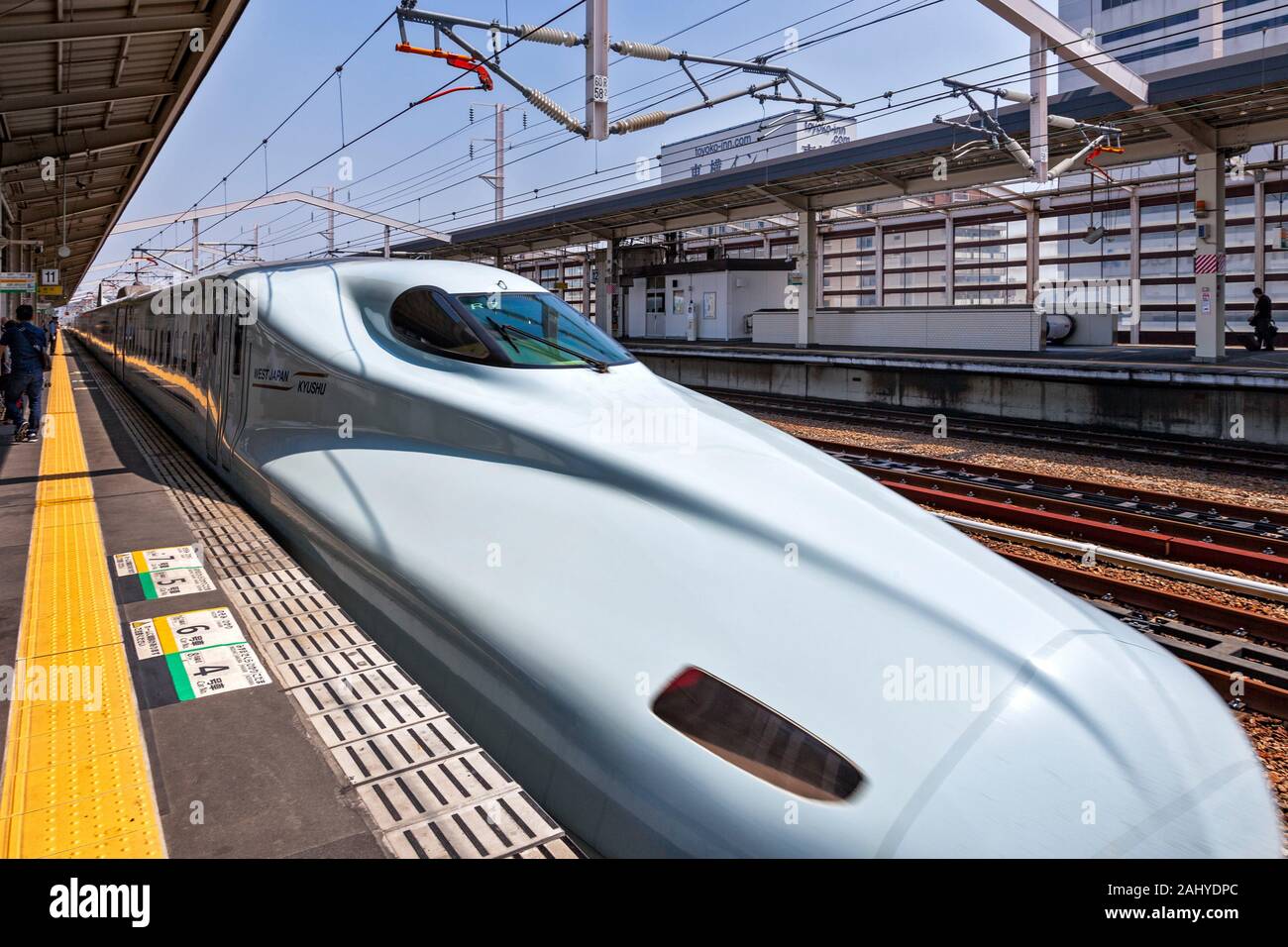 Shinkansen train at himeji station hi-res stock photography and images ...