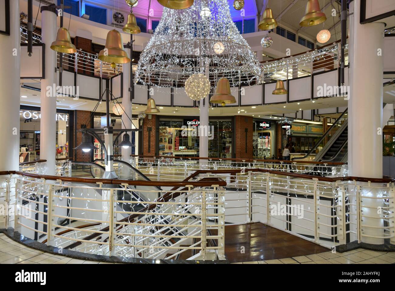Cape town waterfront shopping mall hi-res stock photography and images ...