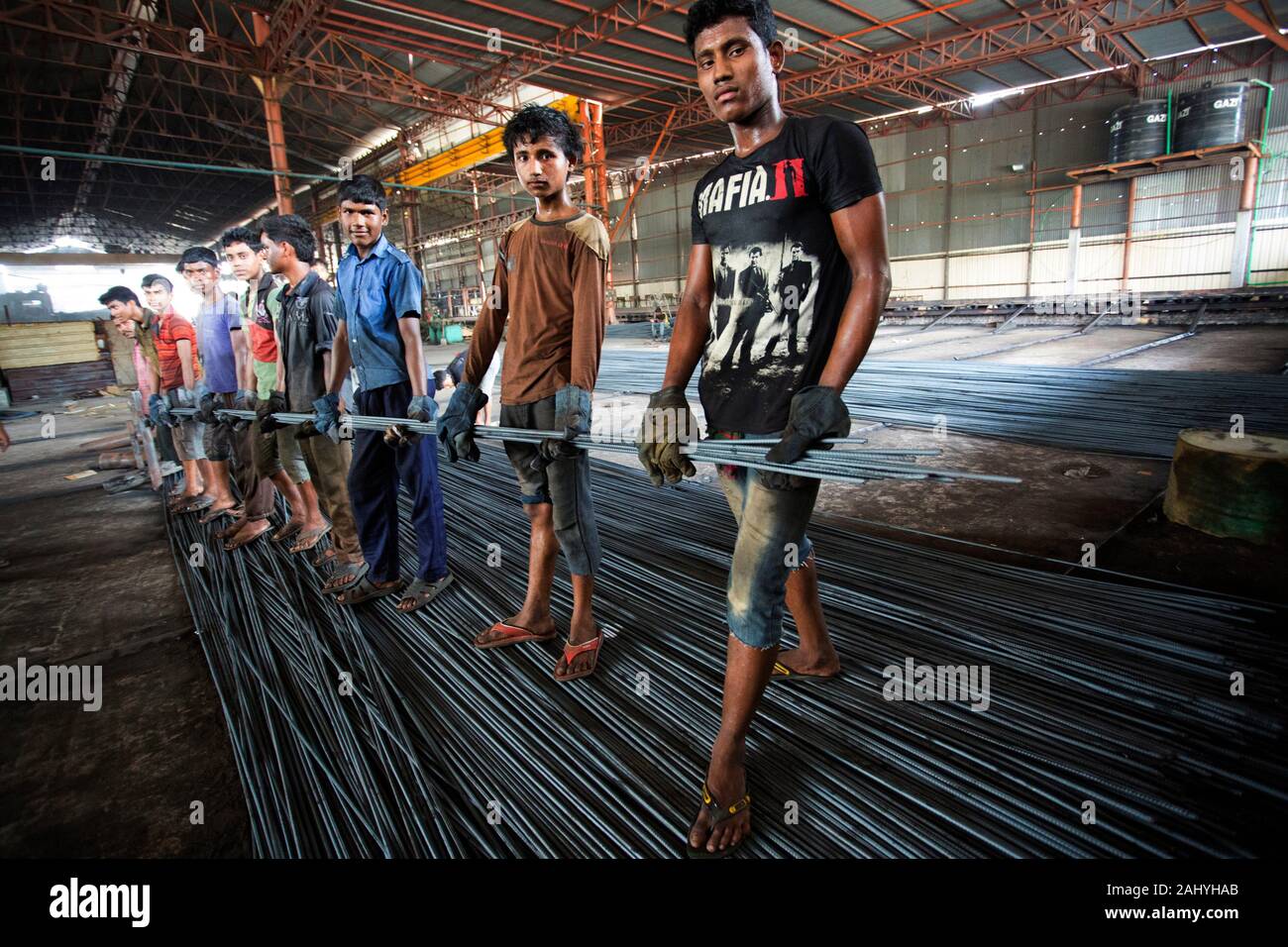 Indian man working with metal hi-res stock photography and images - Alamy