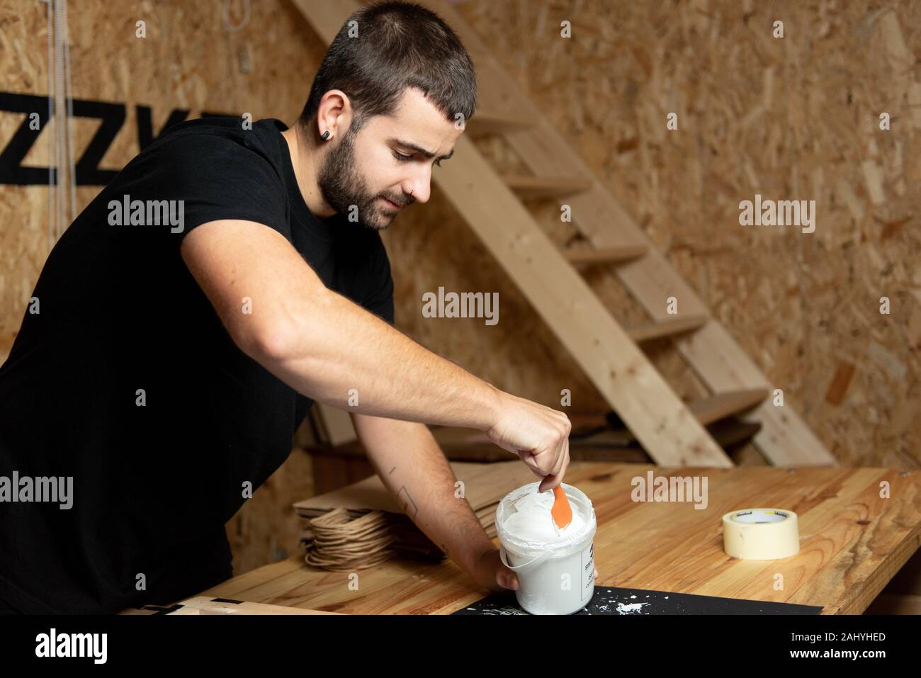 Man screen printing hi-res stock photography and images - Alamy