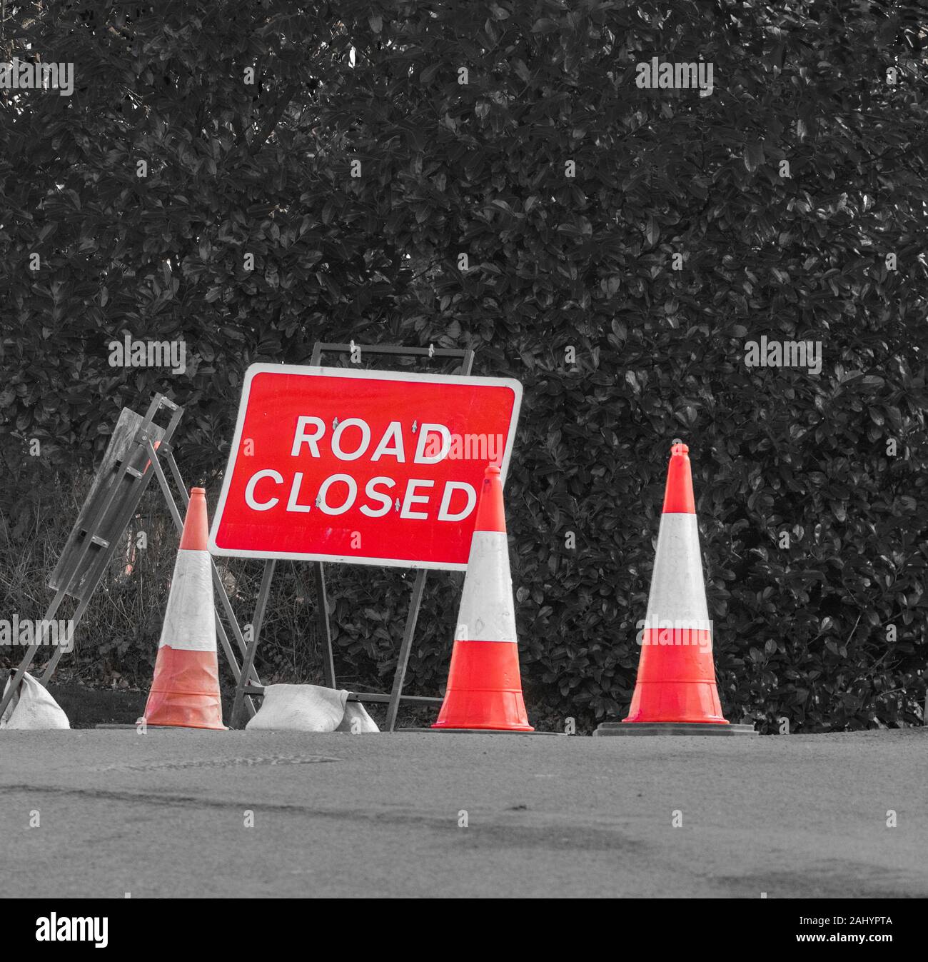 Red route road sign hi-res stock photography and images - Alamy