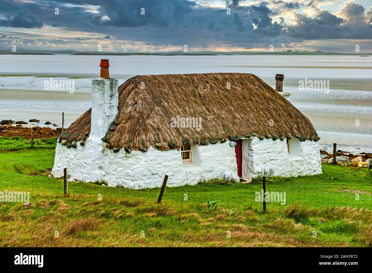 Charming thatched Struan Cottage at Sollas on Isle of North Uist in ...