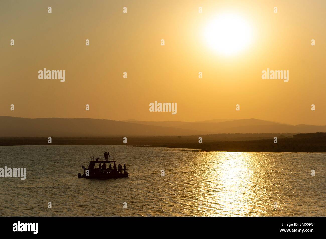 Tourist boat at sunset on Pongolapoort Dam, Lake Jozini, Pongola Nature ...