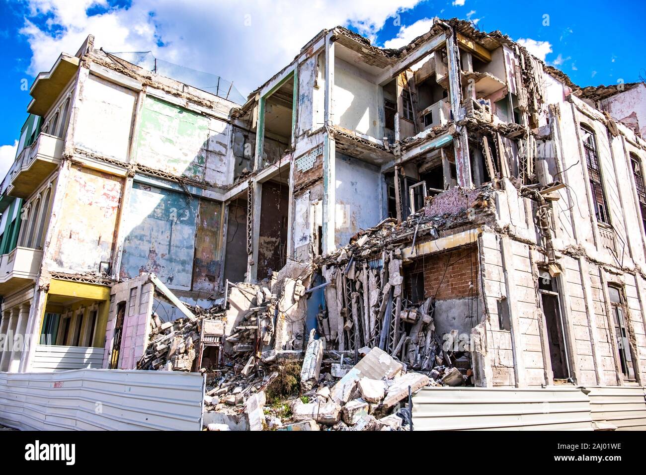 Broken down building hi-res stock photography and images - Alamy