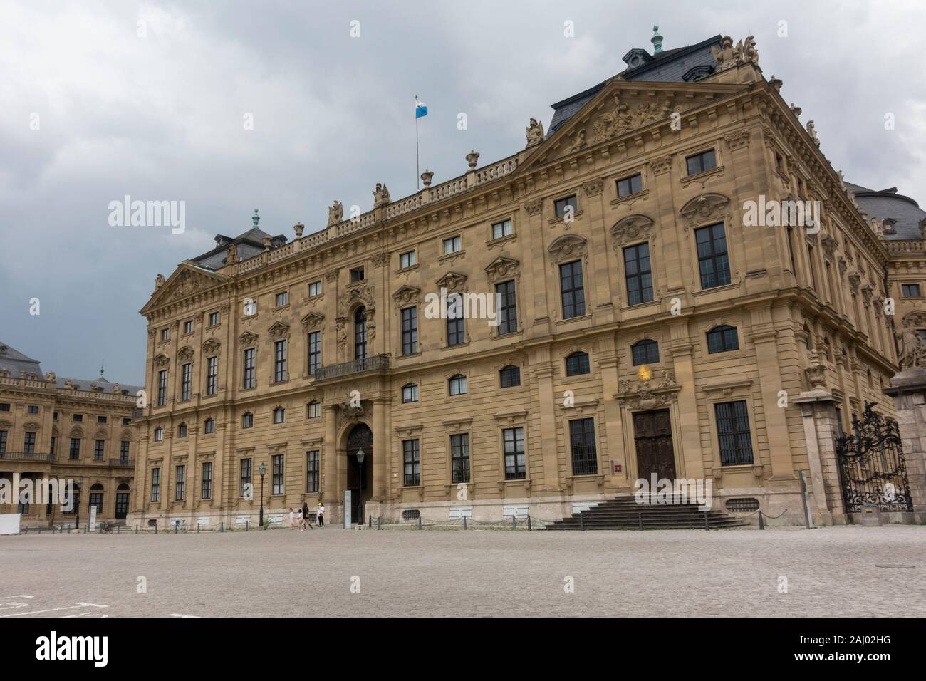 Residence square hi-res stock photography and images - Alamy