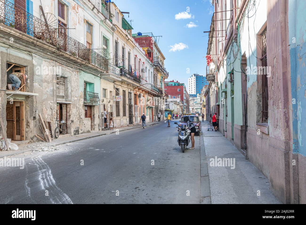 A rundown street scene in Central Havana, Cuba Stock Photo - Alamy