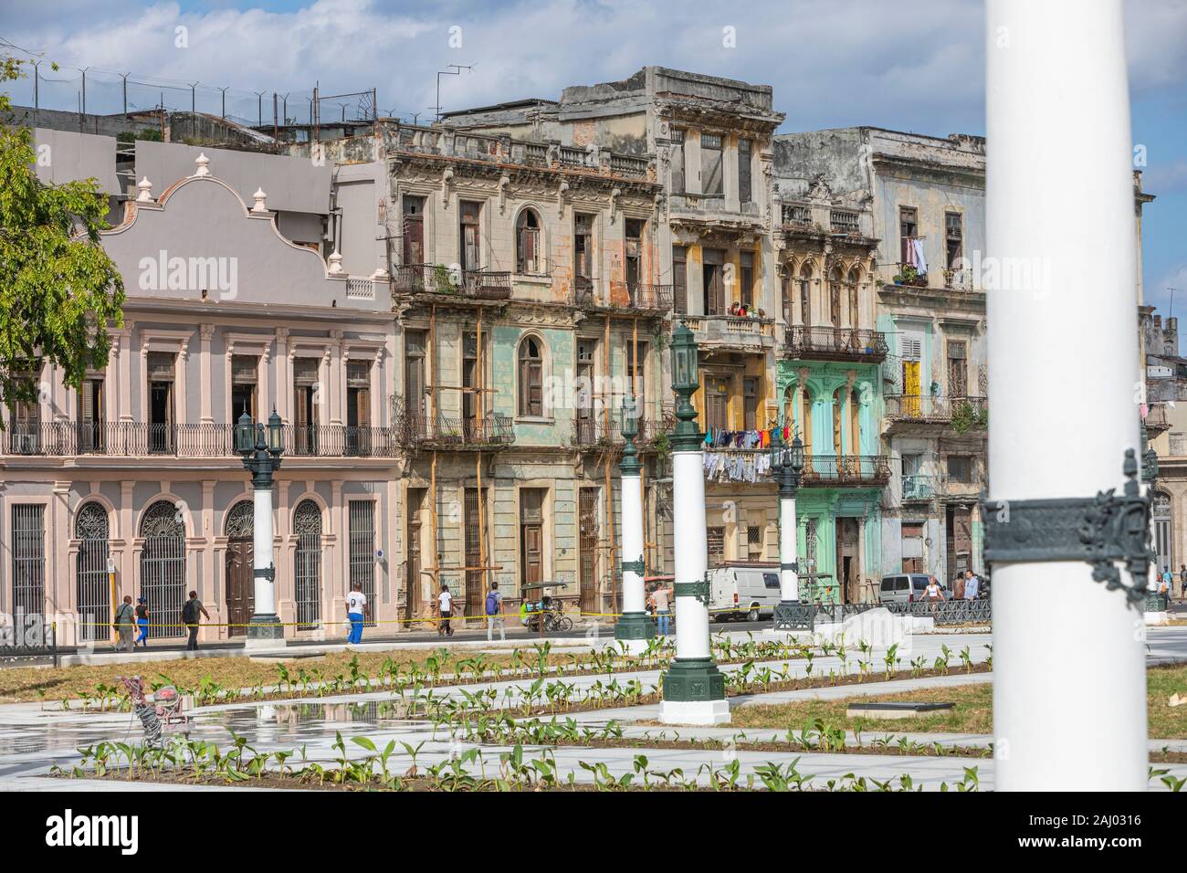 Havana cuba derelict building hi-res stock photography and images - Alamy