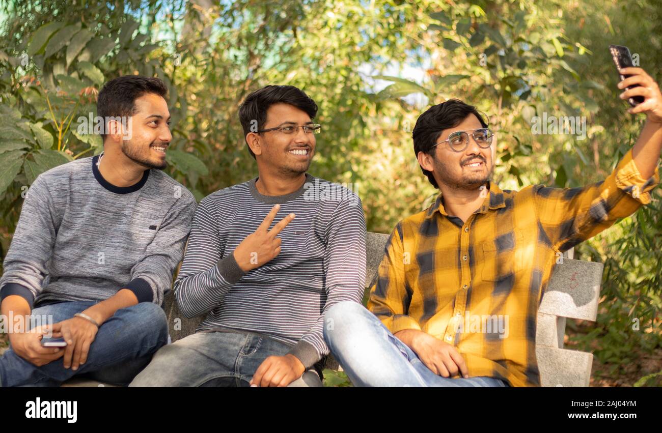 Three friends sitting park hi-res stock photography and images - Alamy