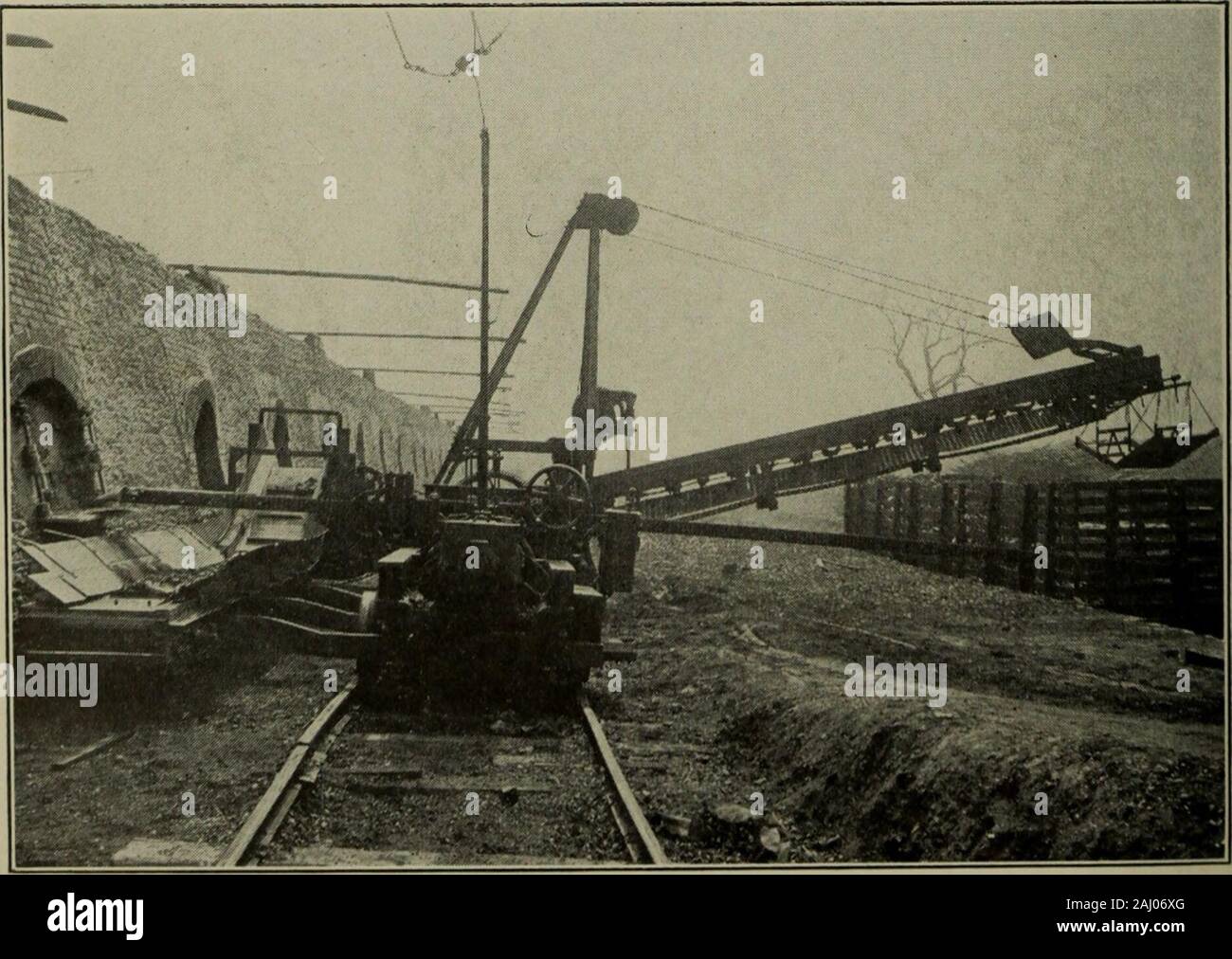 Transactions . Fig. 3.—End View of Coke-Drawing Machine, Showing Ram ...