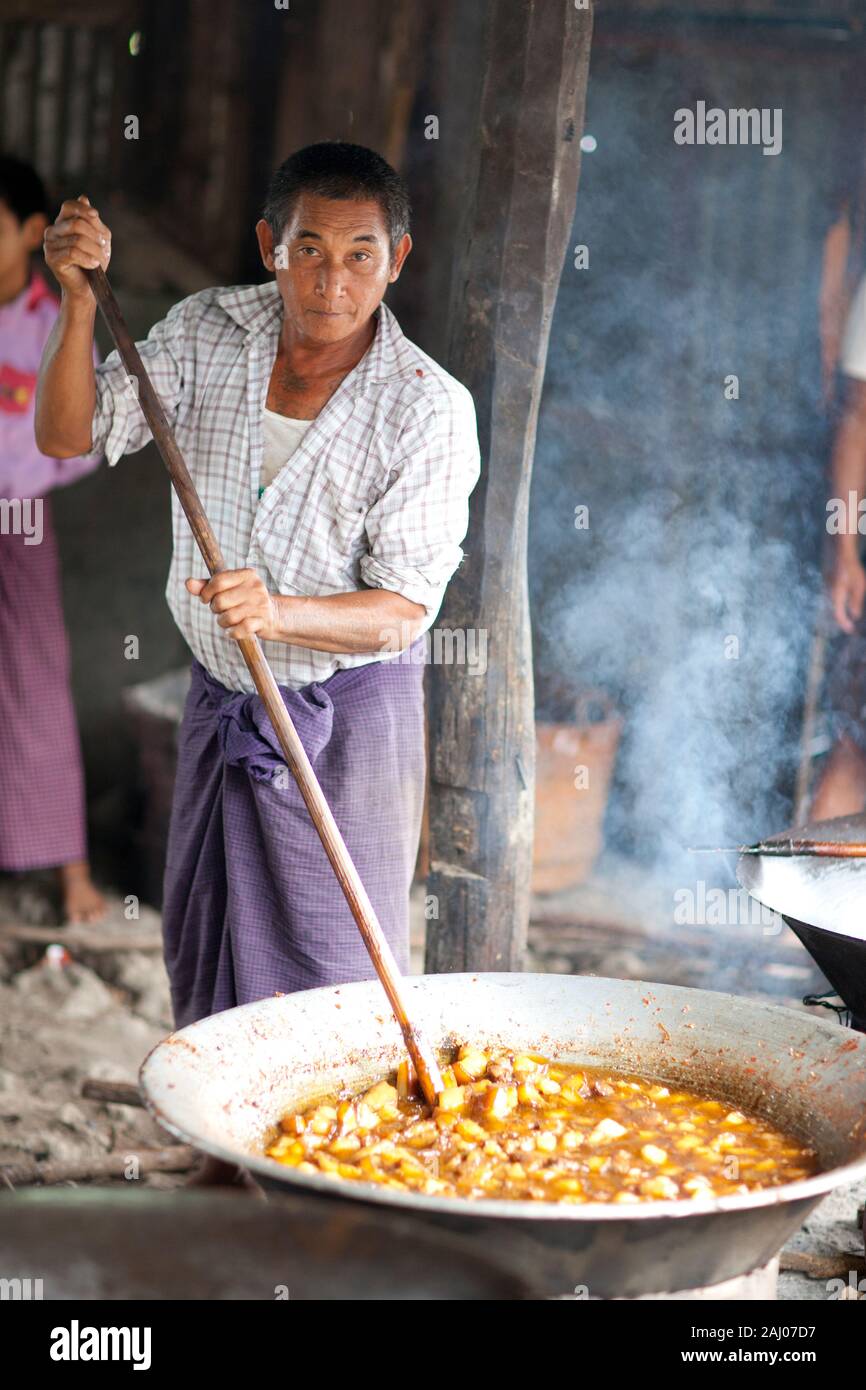 Myanmar burma rangoon people eating hi-res stock photography and images ...