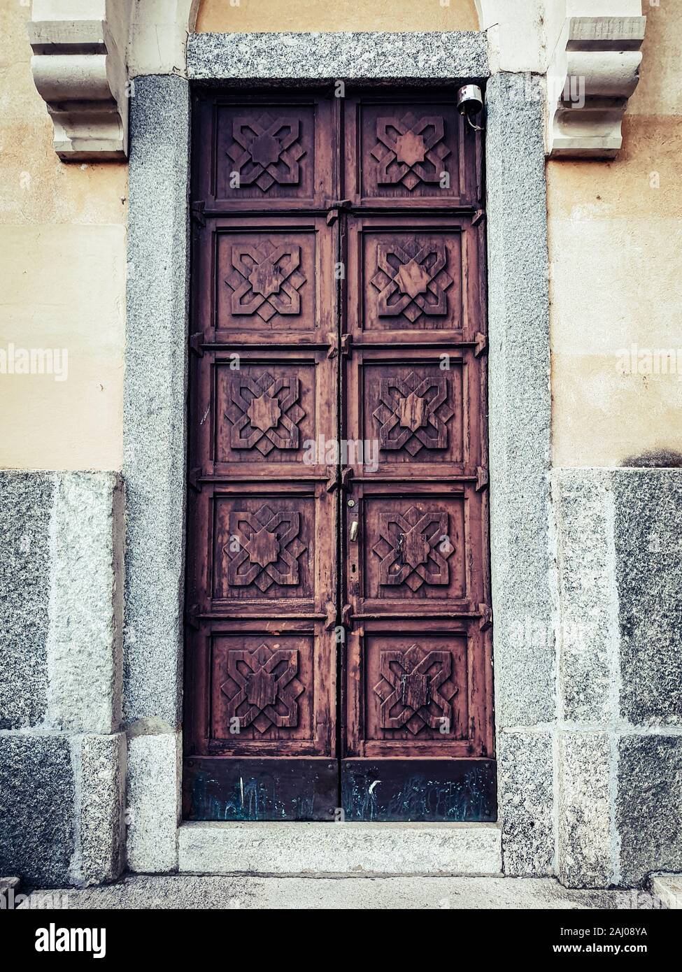 Ancient wooden door in stone castle wall Stock Photo - Alamy
