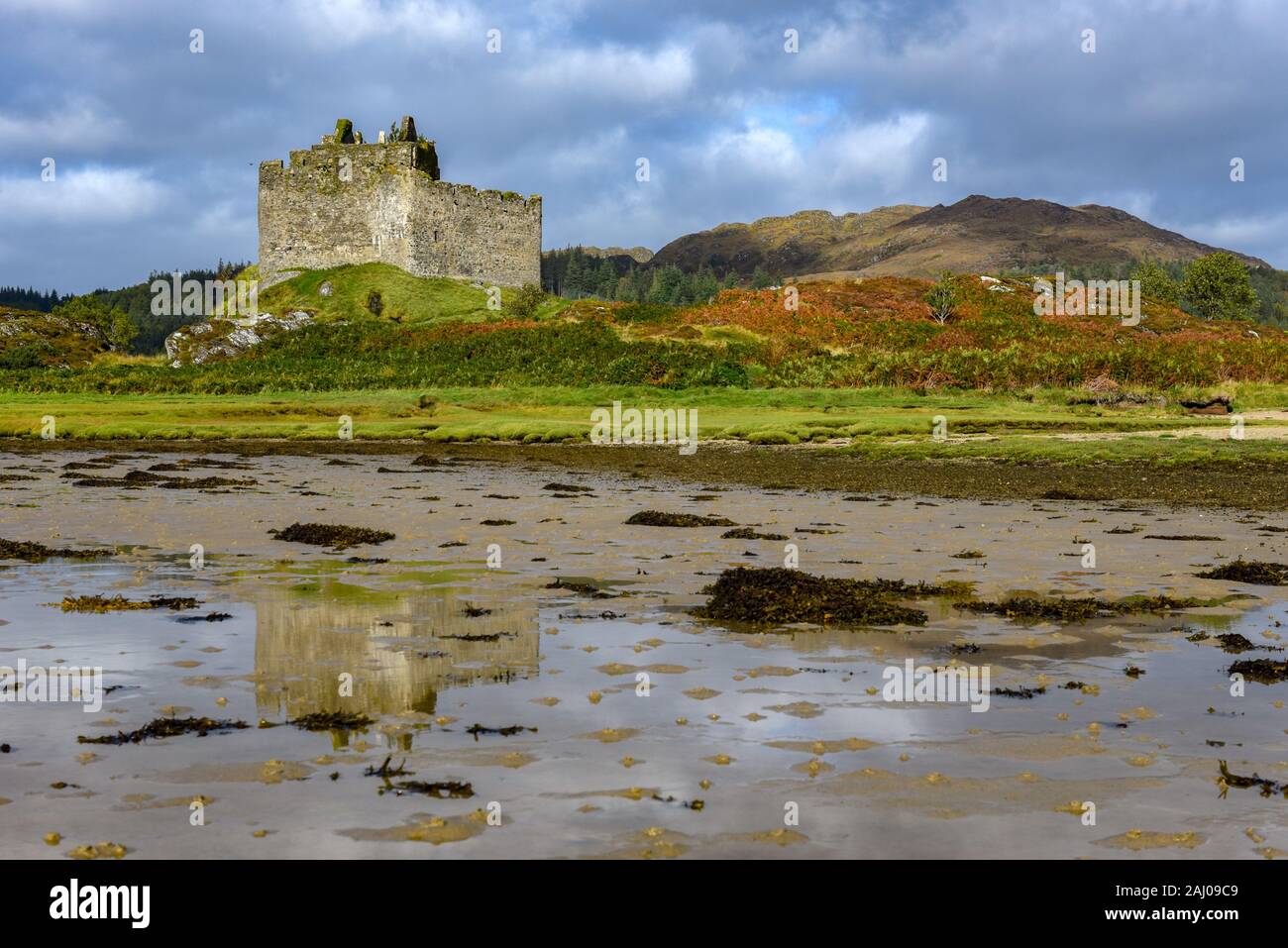 Castle tioram hi-res stock photography and images - Alamy