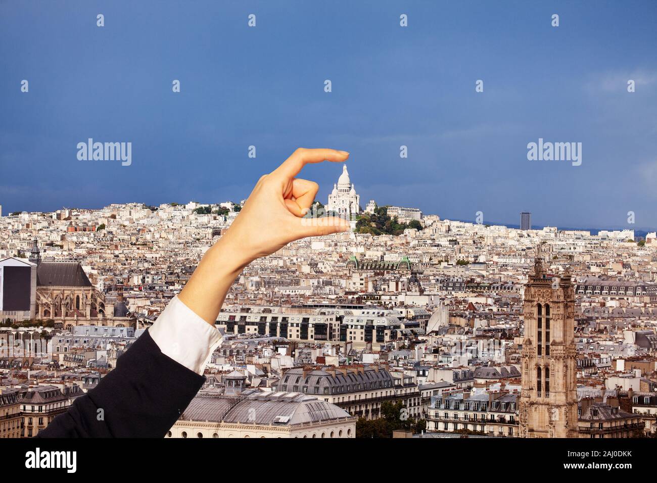 Hand hold between fingers Sacre Coeur in Paris Stock Photo - Alamy
