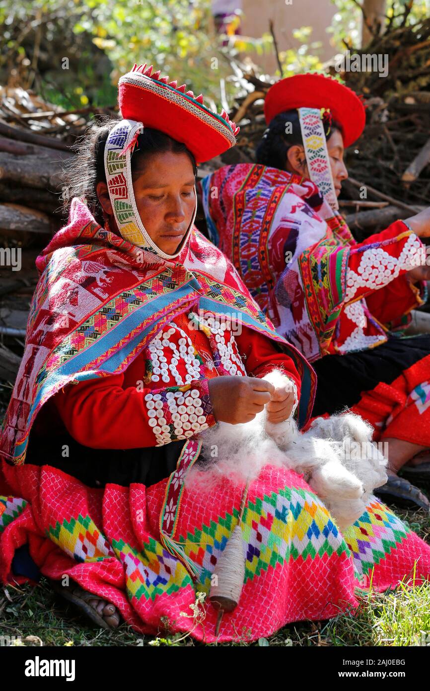 Native american man weaving hi-res stock photography and images - Alamy