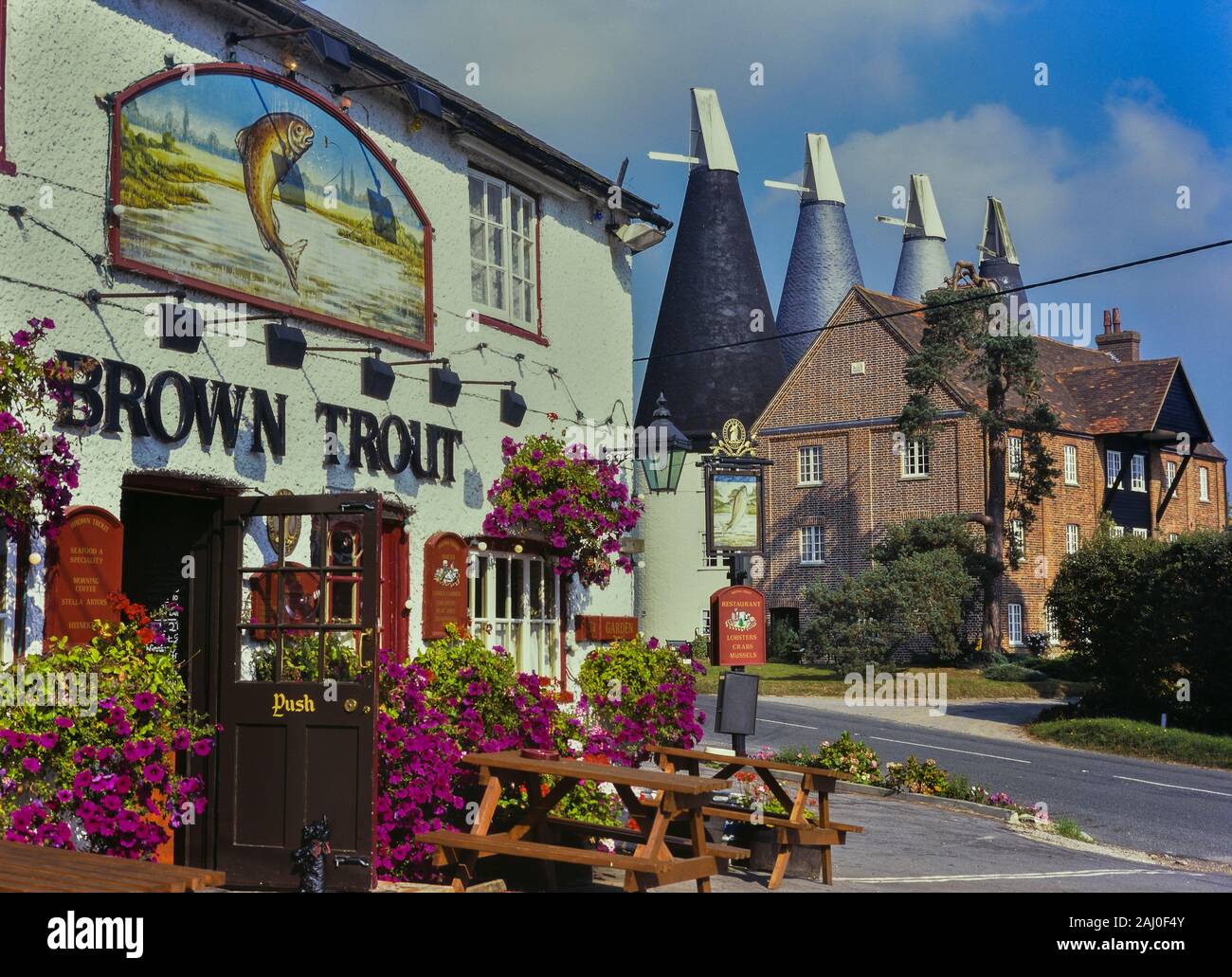 The trout pub hi-res stock photography and images - Alamy