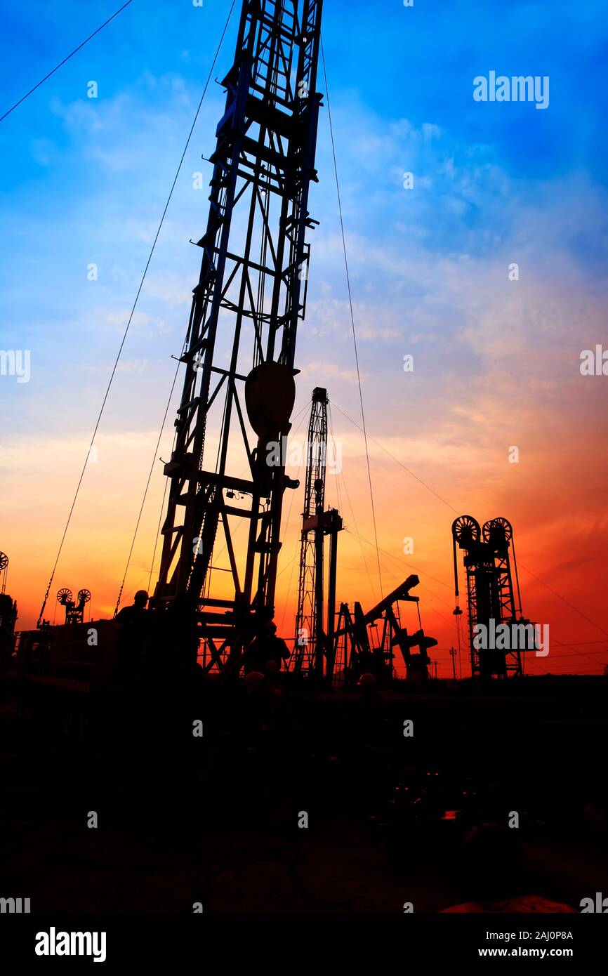 In the evening, the silhouette of oilfield derrick Stock Photo - Alamy