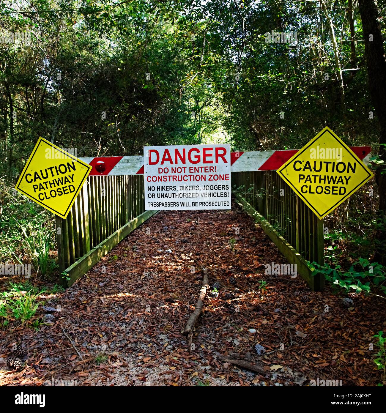 Construction barricade green hi-res stock photography and images - Alamy