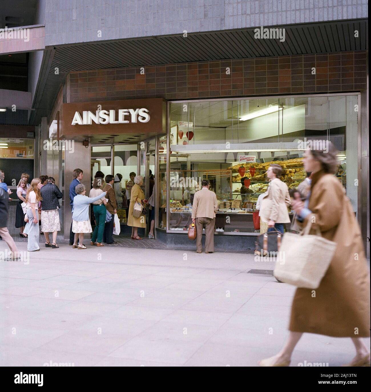 1981 street scene in leeds city centre hi-res stock photography and ...