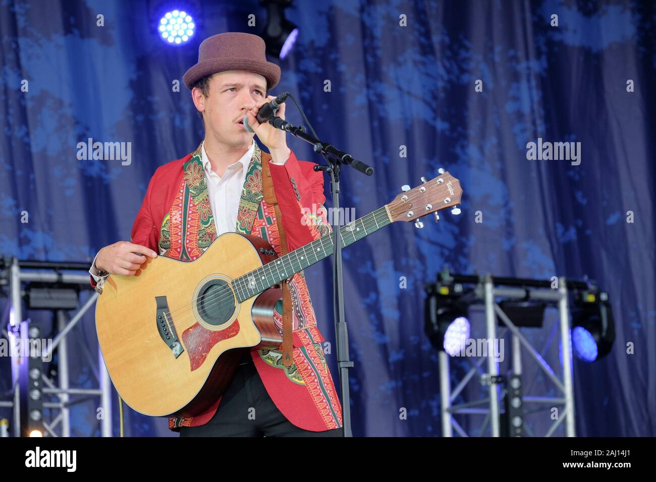 Tom Clegg of Maia performing at Fairport's Cropredy Convention, Banbury ...