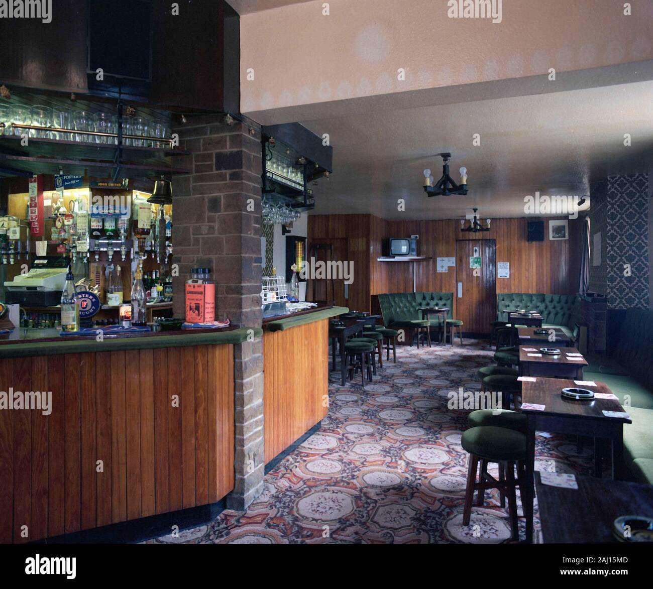 1988 Pub interior in Huddersfield, West Yorkshire, Northern England, UK ...