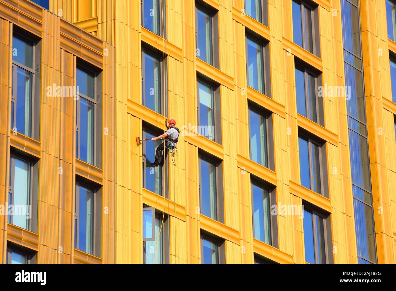 Abseiling down building hi-res stock photography and images - Alamy