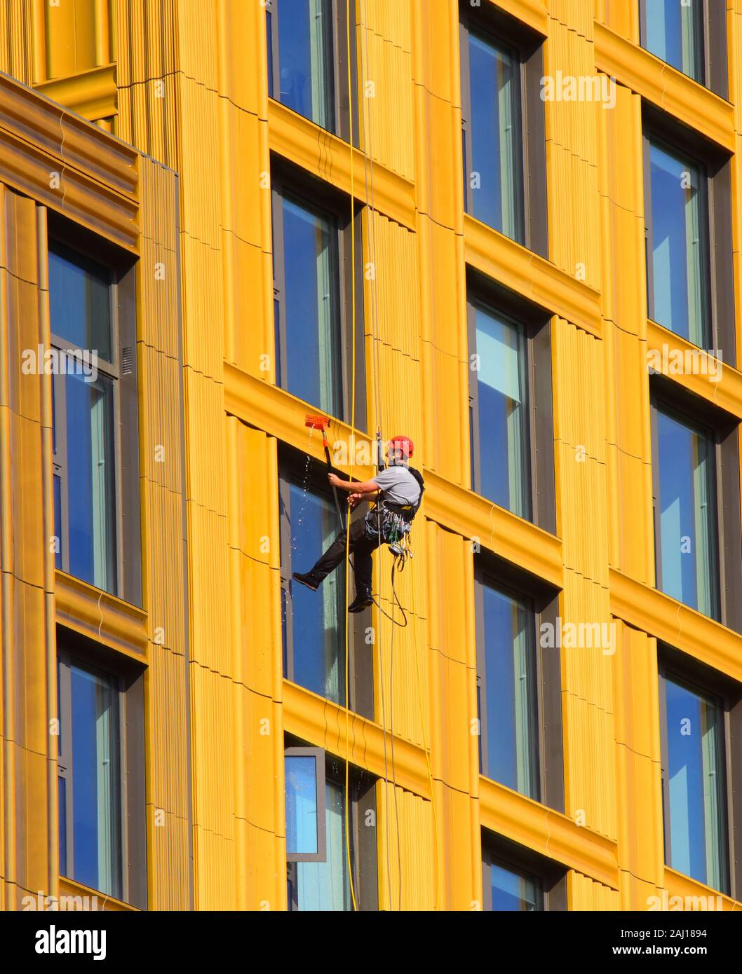 Abseiling down building hi-res stock photography and images - Alamy