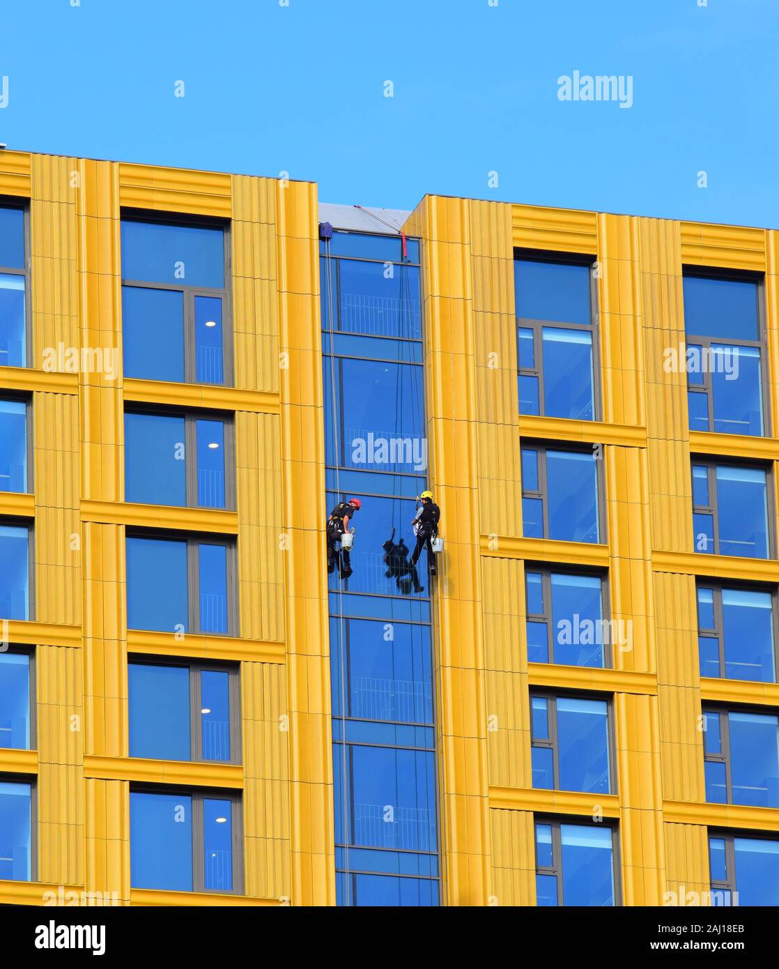 Abseiling down building hi-res stock photography and images - Alamy