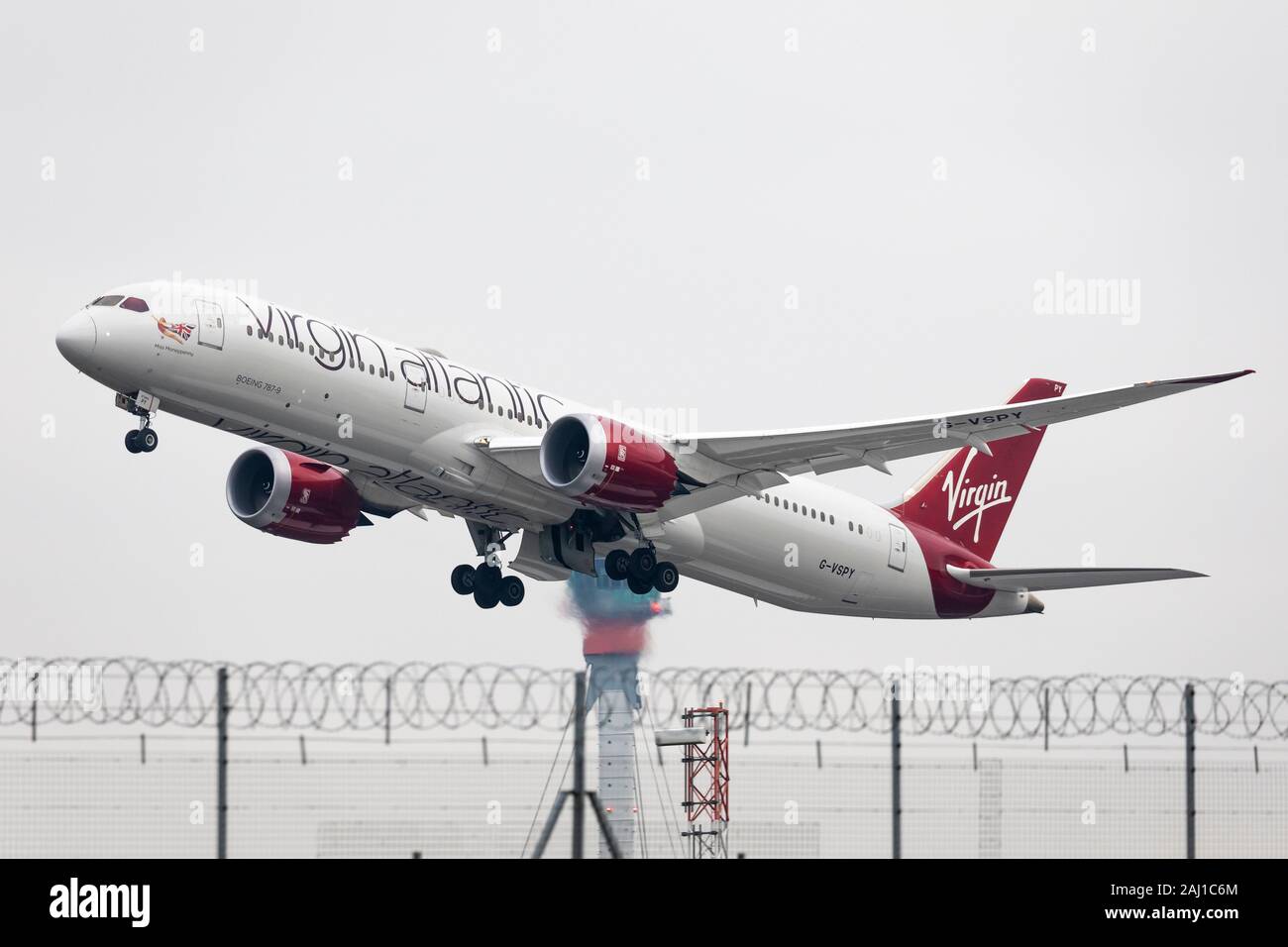 Boeing 787 dreamliner taking off hi-res stock photography and images ...