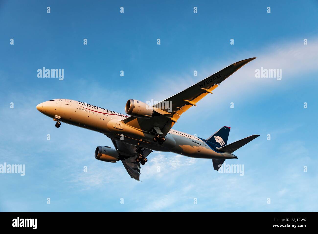 787 dreamliner light hi-res stock photography and images - Alamy