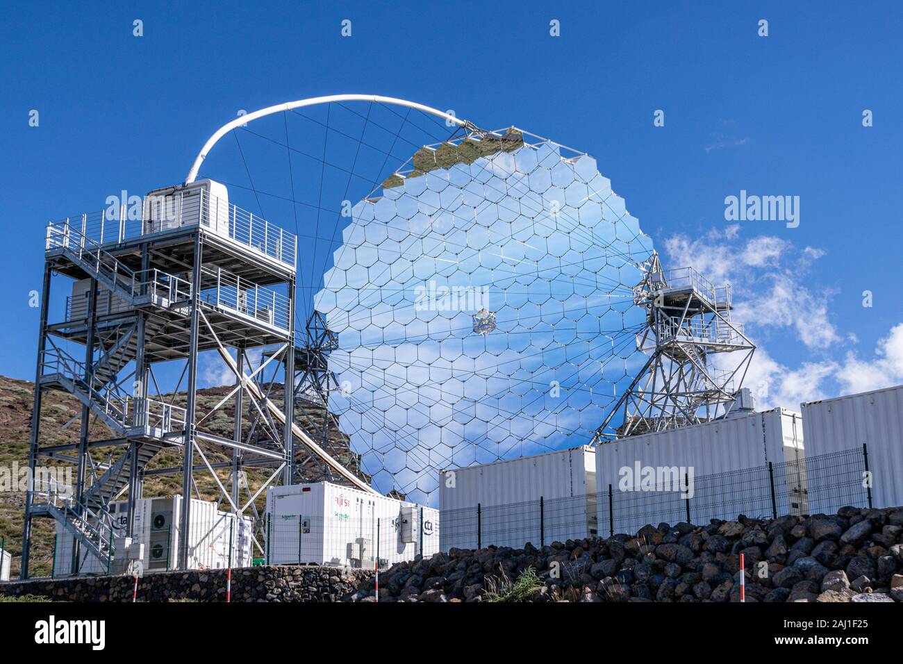 Mirrors of the MAGIC (Major Atmospheric Gamma Imaging Cherenkov ...